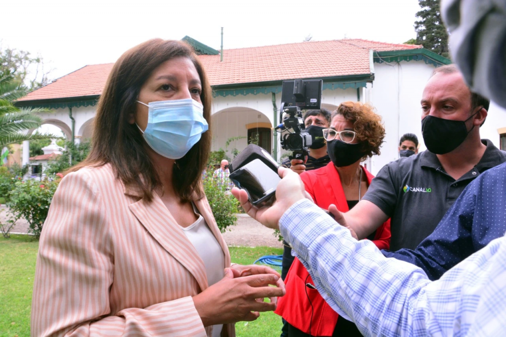Carreras: la protesta de Lago Escondido es “una cuestión muy ideológica ...