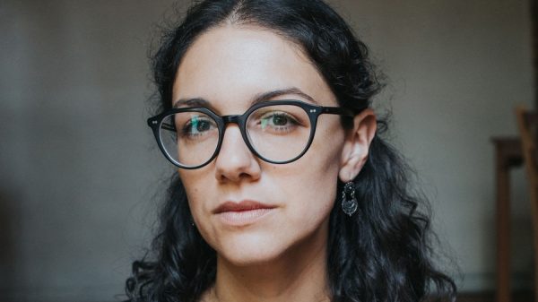 Isabel Zapata: «La literatura nos hace libres porque nos permite ver ...